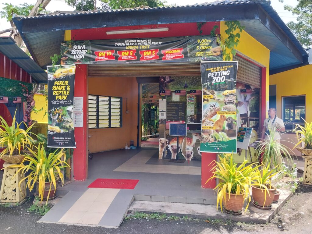 Let's Visit the Perlis Snake and Reptile Farm! - The Island Drum